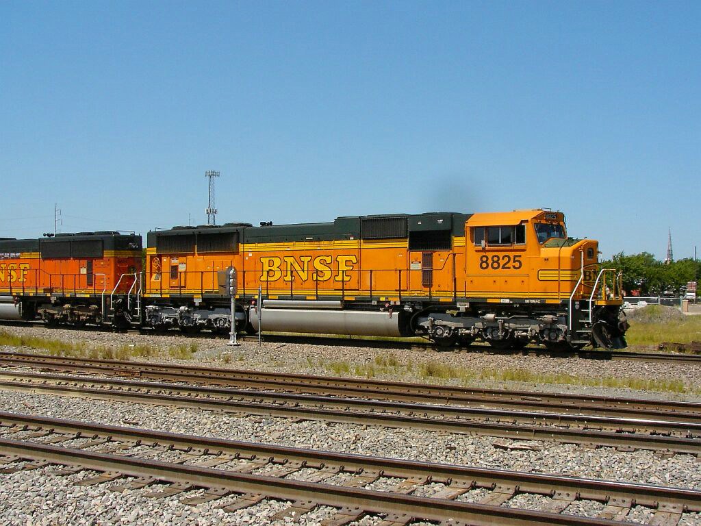 BNSF 8825